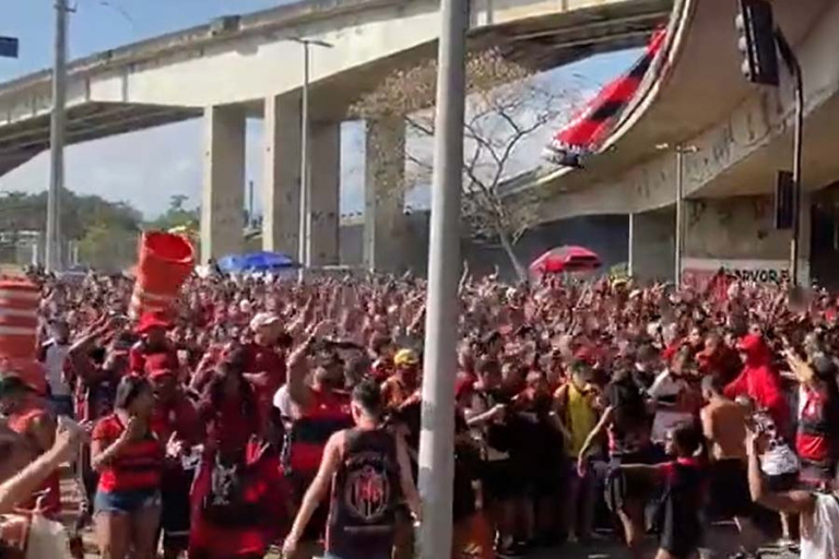 Vídeo: Torcedores do Flamengo lotam CT antes da saída do time para ...